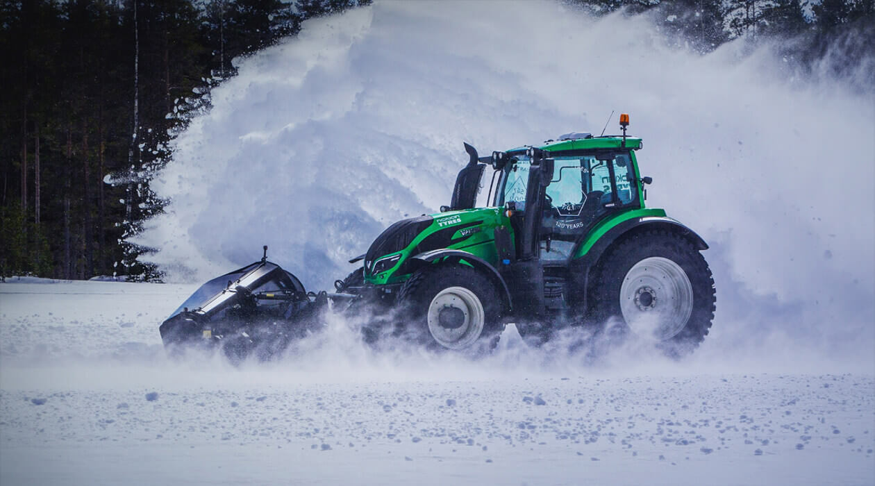 The Snowrace - World’s fastest snow ploughing with an unmanned tractor
